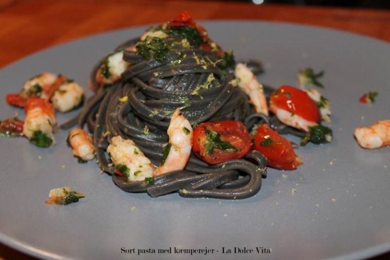Sort pasta med kæmperejer og krydderurter | La Dolce Vita - mit ...